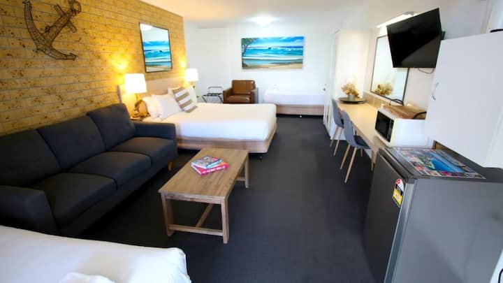 Deluxe Family Room - Tweed Harbour Motor Inn - Coolangatta