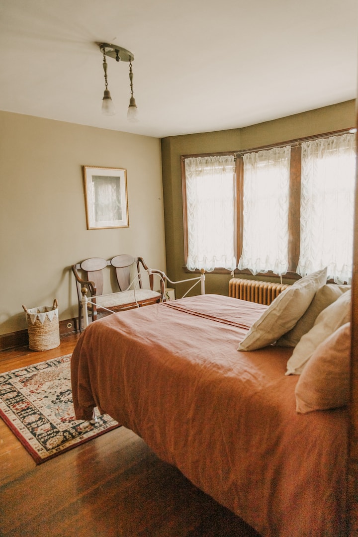 The Primrose Room | Double Bed & Dedicated Bath - Weyburn