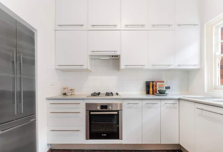 Quiet Sunny Top-floor Apartment In Randwick - Randwick