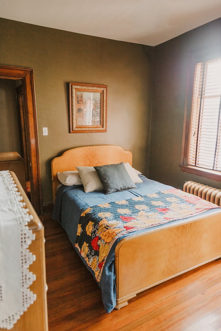 The Heirloom Room | Double Bed & Dedicated Bath - Weyburn
