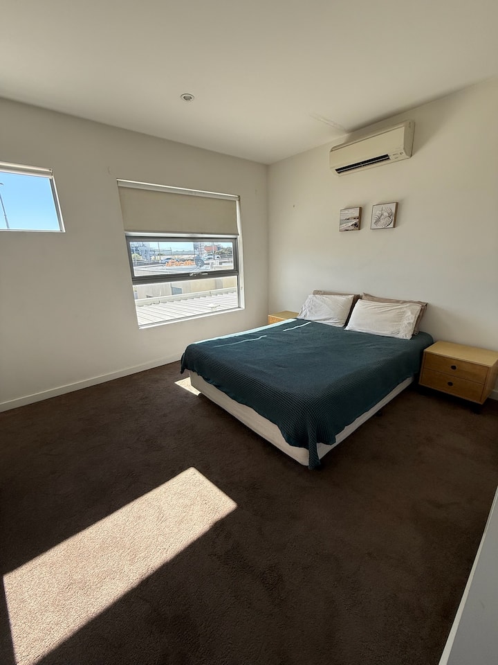 Private Ensuite Near Train Station – 15 Min To Cbd - Kensington