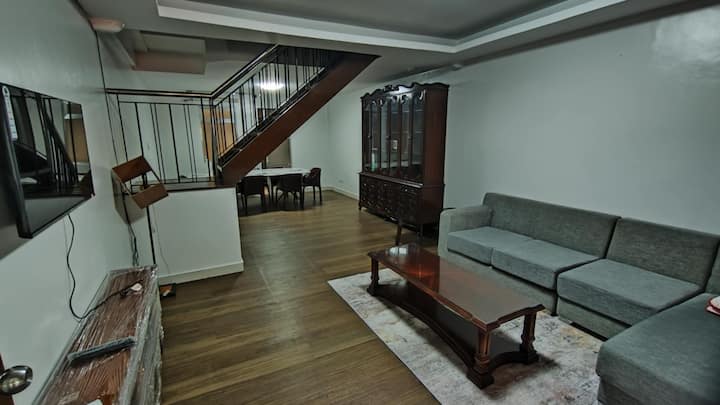 Spacious Living In This 2 Story Apartment 3 Bdrm - Makati