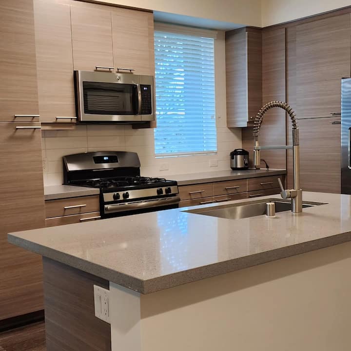 Luxury Irvine Stay - Irvine, CA