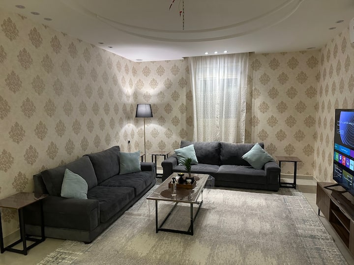 شقة مريحة بصالة أنيقة، نوم هادئ، وحمام نظيف. - Médine