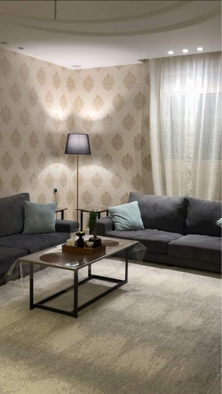 شقة مريحة بصالة أنيقة، نوم هادئ، وحمام نظيف. - Medina