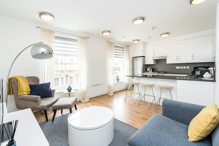 Bright 2-bed, 2-bath Flat | Earl’s Court - London Euston station