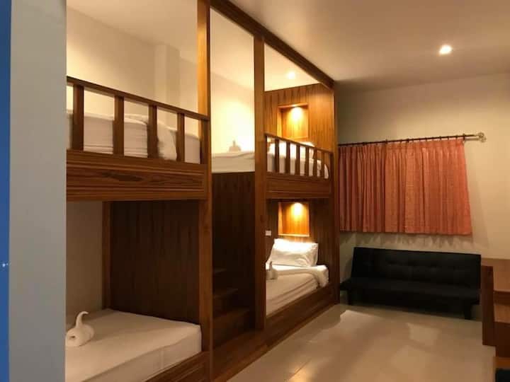 Mac's Bay Premium Quadruple Room - Ko Pha Ngan