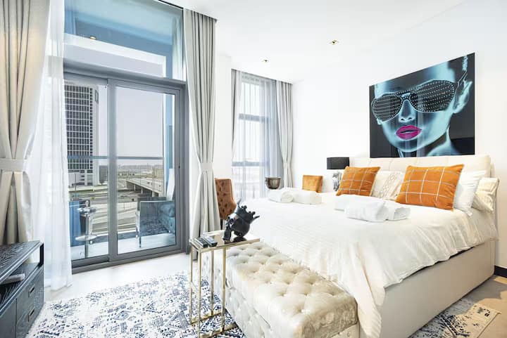 Burj, Canal & Skyline Views In Business Bay - Dubái