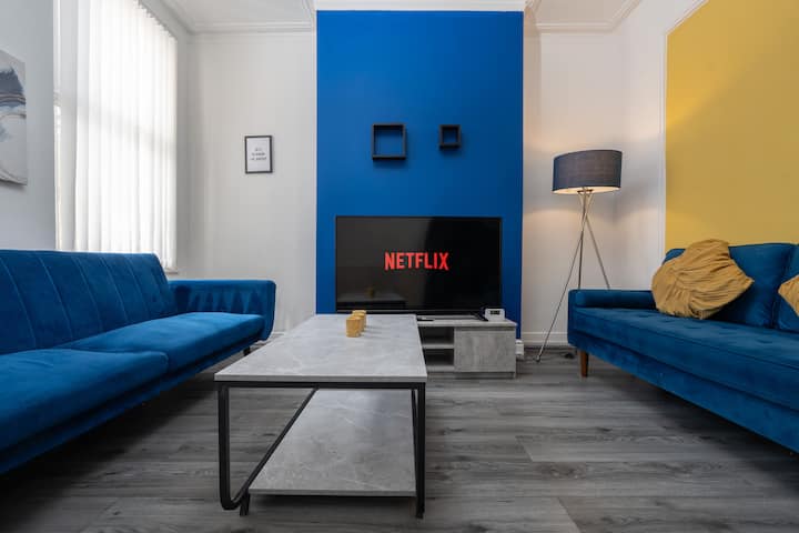 Vibrant 4 Bedroom Home - Free Parking! - Liverpool