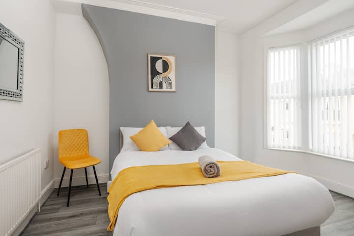 Vibrant Spacious 4 Bedroom Home - Free Parking! - Liverpool, UK