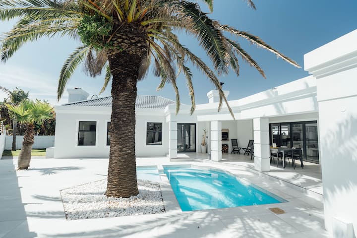 Modern Family Villa - Spacious, Poolside + Braai - Parklands