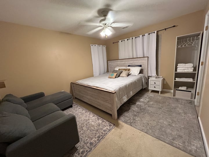 Modern Cozy Room - Chester, VA