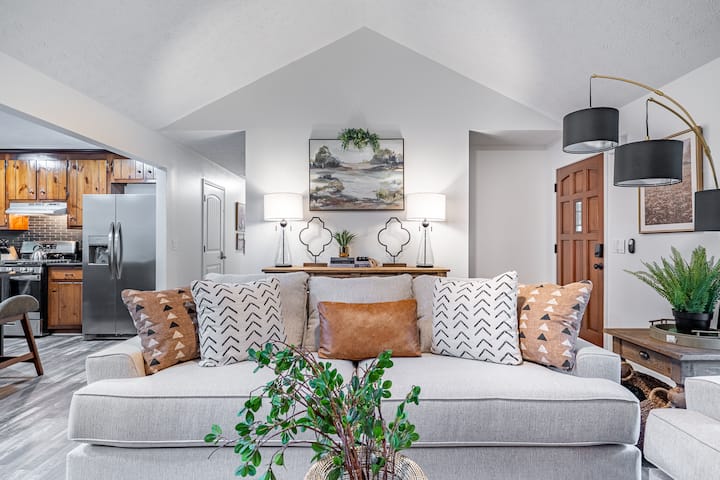 Modern Woodstock Family Home - Near Shops & Parks - Canton, GA