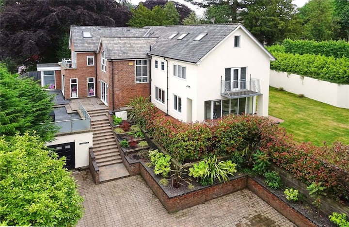 Luxury 8- Bed Mansion In Prestigious Alderley Edge - Macclesfield