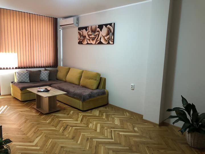 Тристаен напълно обзаведен апартамент в топ център - Veliko Tarnovo