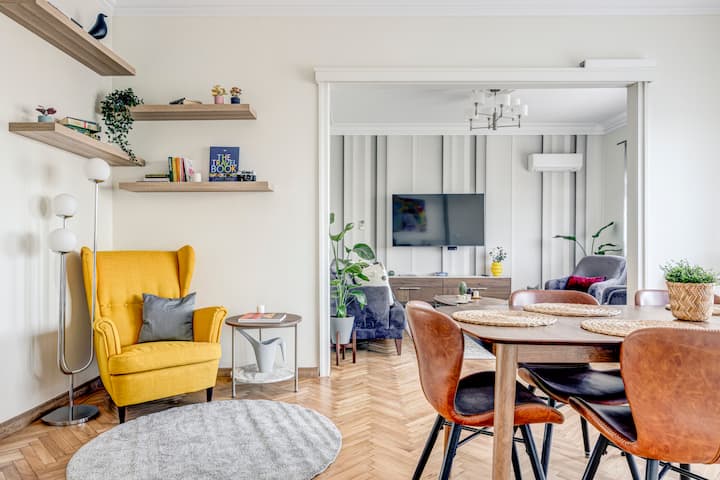 Polished Central 2br | Skyline Views & Elevator - Sofia