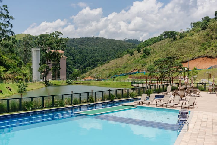Apartamento Com Terraço E Piscina Em Itaipava. - Petrópolis