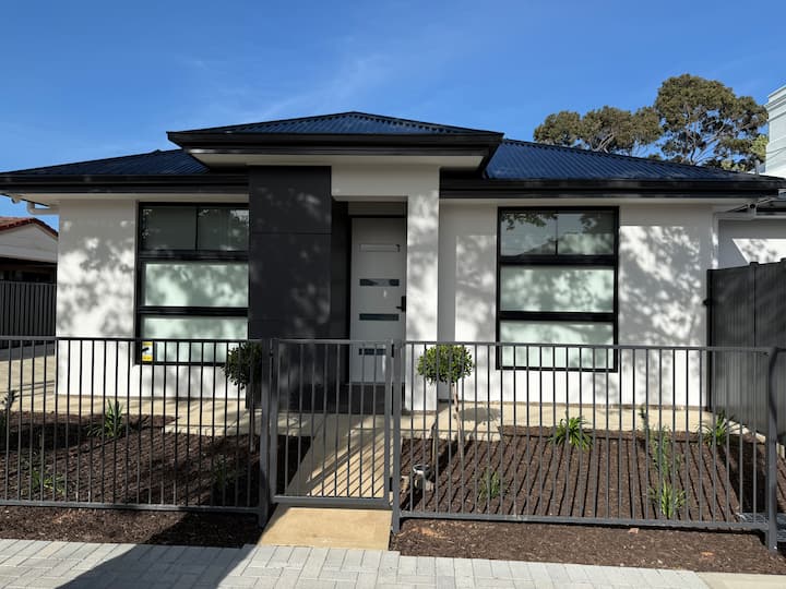 Brand New Luxury Modern Three Bedroom House - 南澳洲