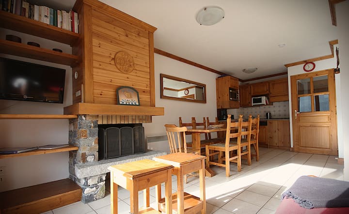 Les 2 Cimes 45m² – 2 Chambres, Ski In/out, Parking - Francja