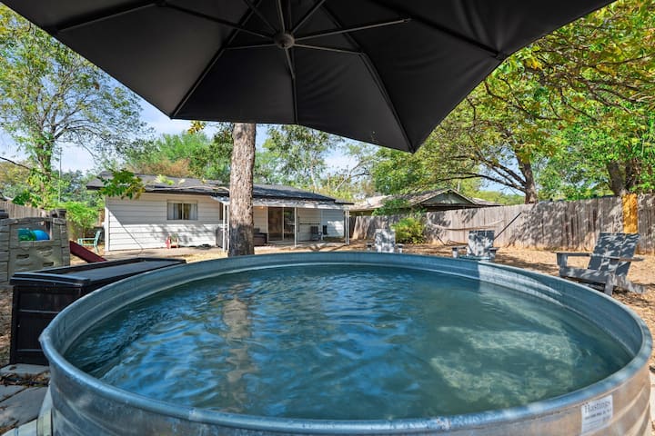 Chic Family Retreat 3br With Cowboy Pool - Austin, TX