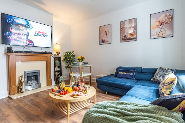 5br House | Hot Tube | Airport | A38/a50 | Parking - West Midlands