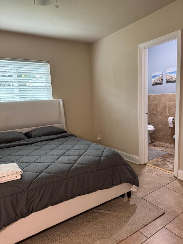 Suite E Private Room & Bath In Hollywood - Hollywood, FL