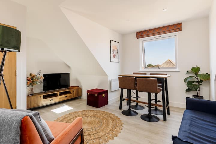 Stylish Seaside Escape – Walk To The Shore - Mudeford