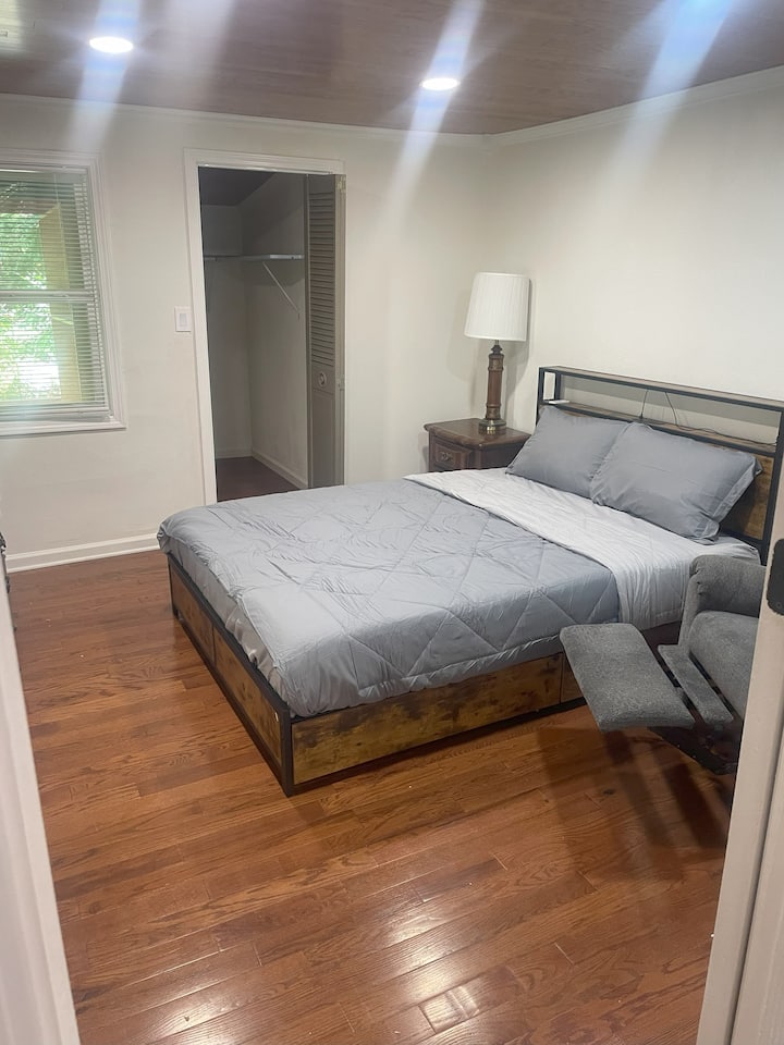 Private Bedroom "Winter" Shared Bath - Summerville, GA