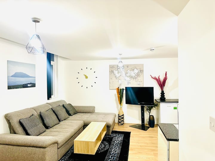 New 1 Bed Flat, Great Transport Link & Restaurants - Stockport