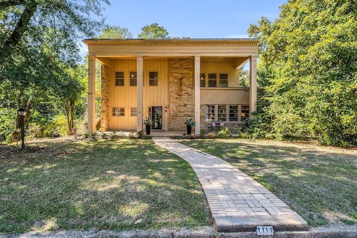 Columbus Manor- Classical Midcentury 6 Br/4.5 Bath - Columbus, MS