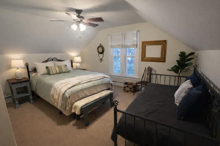 The Cozy Garden Room - Maple Grove, MN