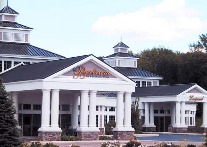 2 Doubles L Bertram Inn L Heated Pool - Aurora, OH