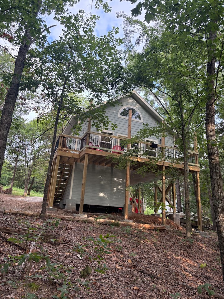 Charming Lakeside Cottage - Roaring River State Park, Cassville