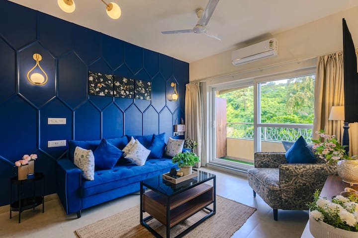 Royale 1bhk Pool Balcony | Walk To Candolim Beach - Goa