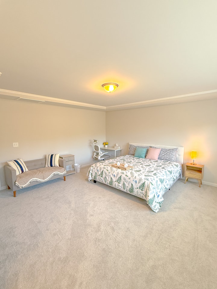 Room A• King Size Bed With Private Room - Durham