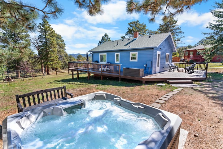 Whispering Pines Getaway| Hot Tub & Large Deck - Estes Park, CO