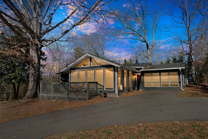 Modern Mountain Home Near Dollywood | 3br 2ba - Sevierville, TN