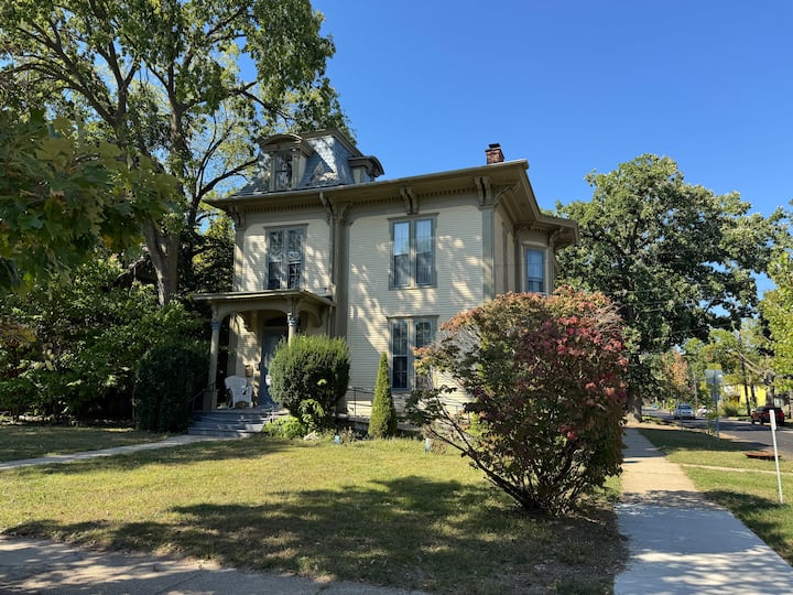 Gorgeous 2 Bedroom Renovated Historic Apartment. - 卡拉馬祖