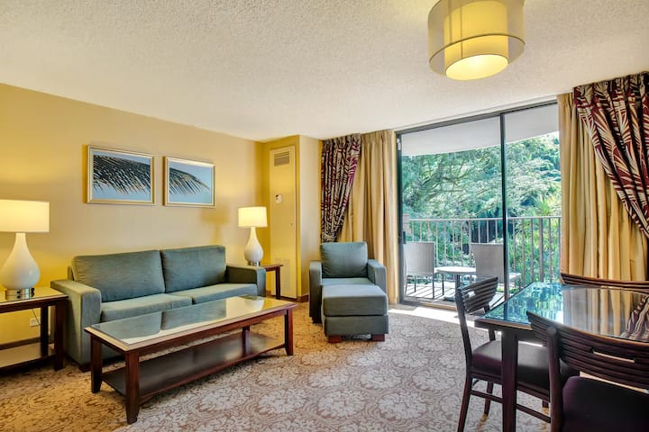 Hilo Hawaiian | Jr. Suite | Pool & Sun Deck - Hilo, HI