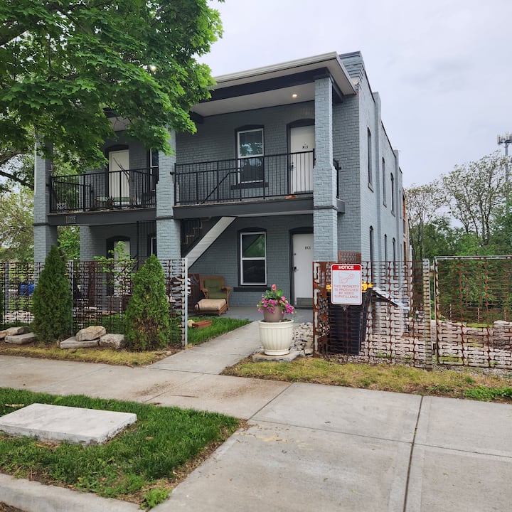 One Bedroom Apt, Views Of Downtown Kansas City - Kansas City, MO