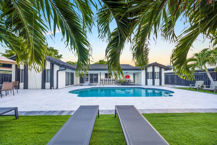 Hollywood Hideaway | Spacious 6br Home + Pool - Hallandale Beach, FL