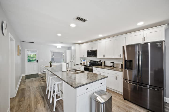 Sleeps 16+, Sports Team Friendly, Pet Friendly - Winter Haven