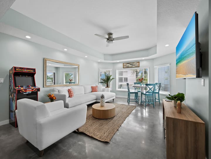 Modern Beachside Escape - Steps To Beach & Dining - Siesta Key, FL
