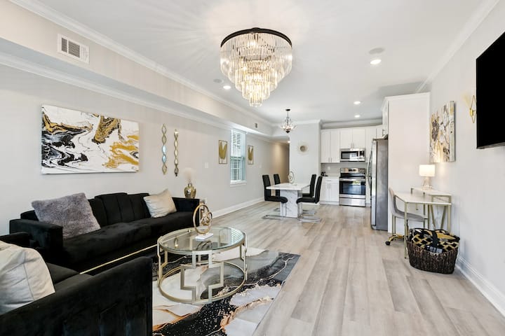 Nola Chic Retreat | Walk To St. Charles & Magazine - Metairie, LA