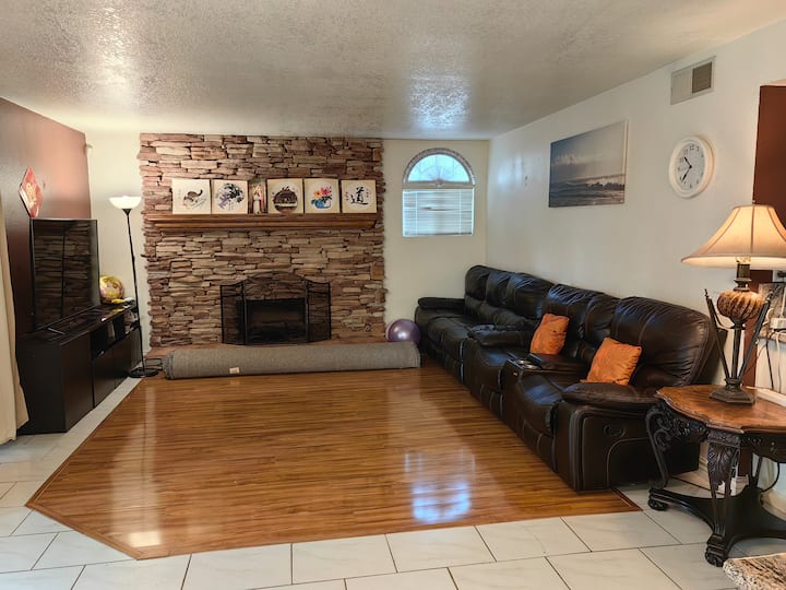 Comfy Rooms • 1 Queen Beds W/ Private Bathroom - Upland, CA