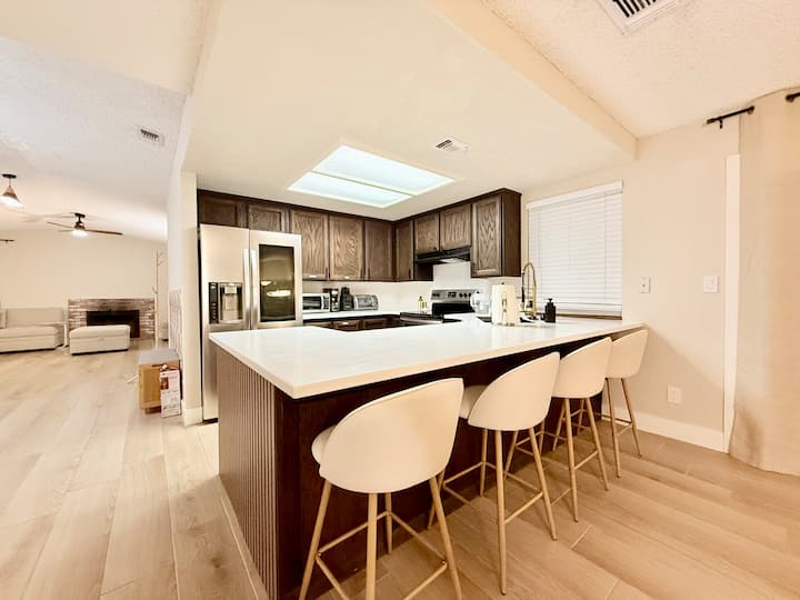 Convenient 4-br Home Near Galleria | Self Check In - Roseville, CA