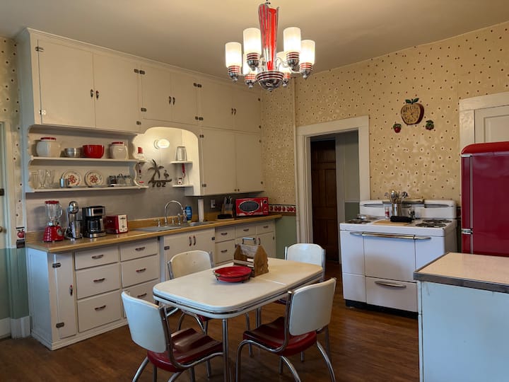 Retro Retreat - Pet Friendly - Saint Joseph, MO