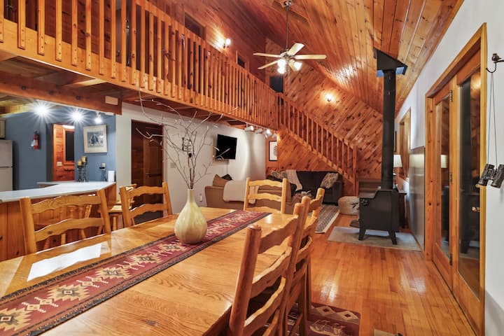 The Dublin Bear. 
Hot Tub, Fireplace, Firepit - Holiday Valley Resort, NY