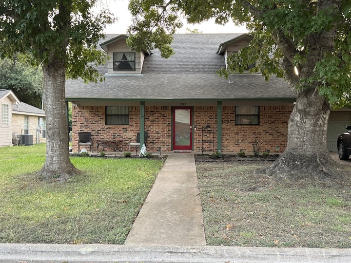 Cutie Patootie Cottage - Taylor, TX