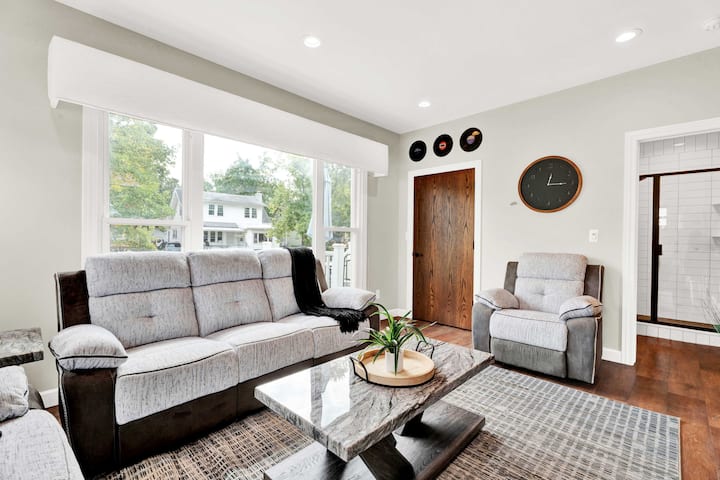 The Ardmore Luxe Retreat | Cozy Abode In Ferndale - Royal Oak, MI